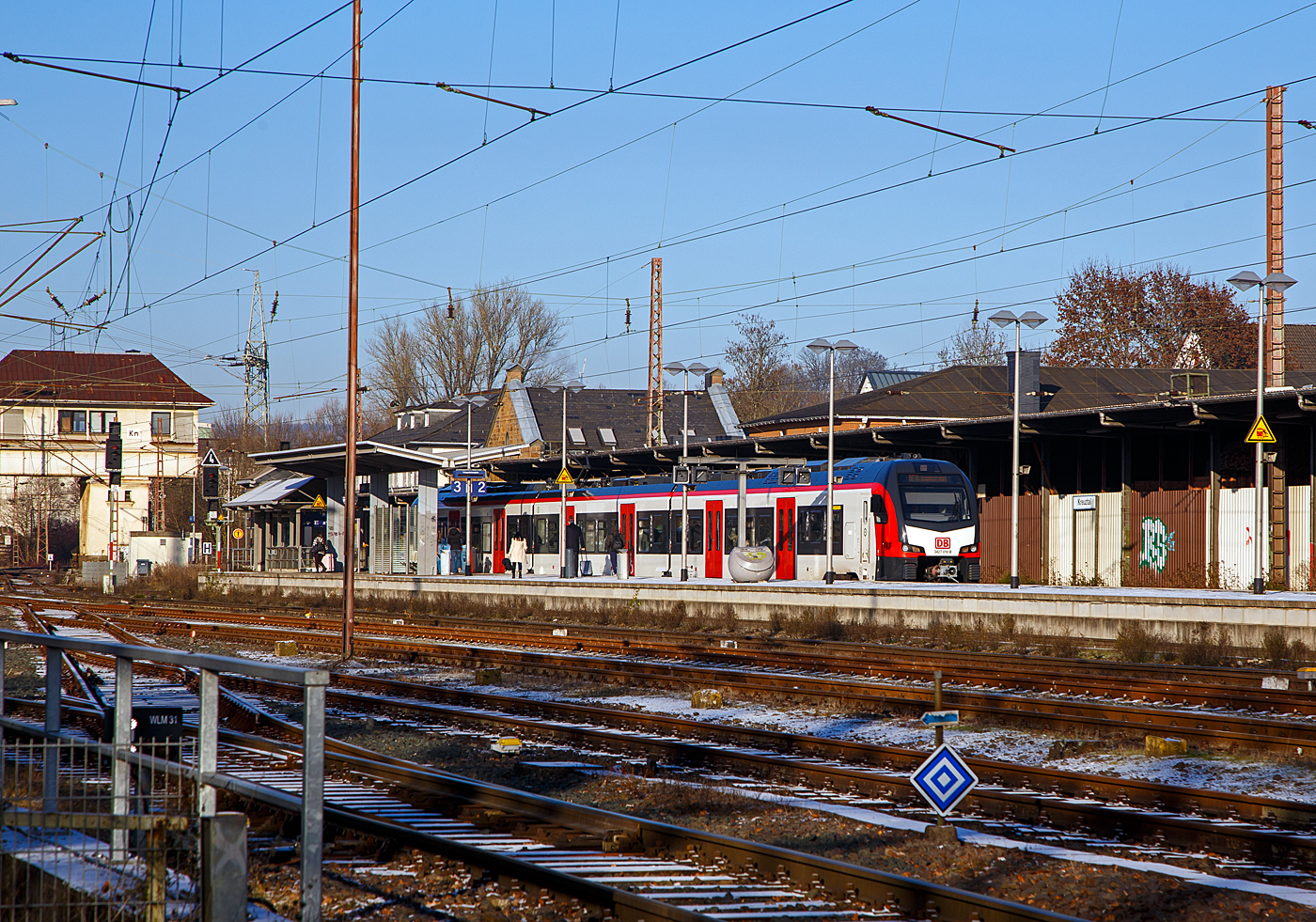 Von Der Abstellgruppe ber Den Bahnsteig Hinweg Igschieneschweiz Von Der Abstellgruppe ber Den Bahnsteig Hinweg Igschieneschweiz